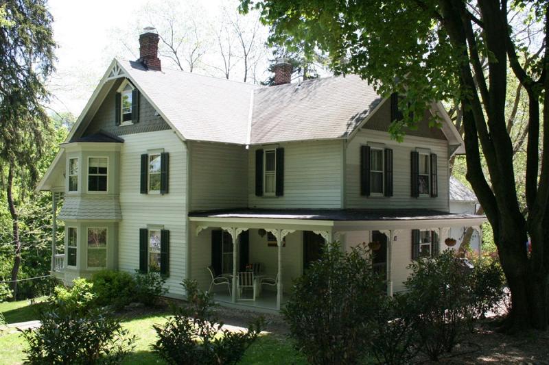 1895 Colonial in Roslyn, New York - OldHouses.com