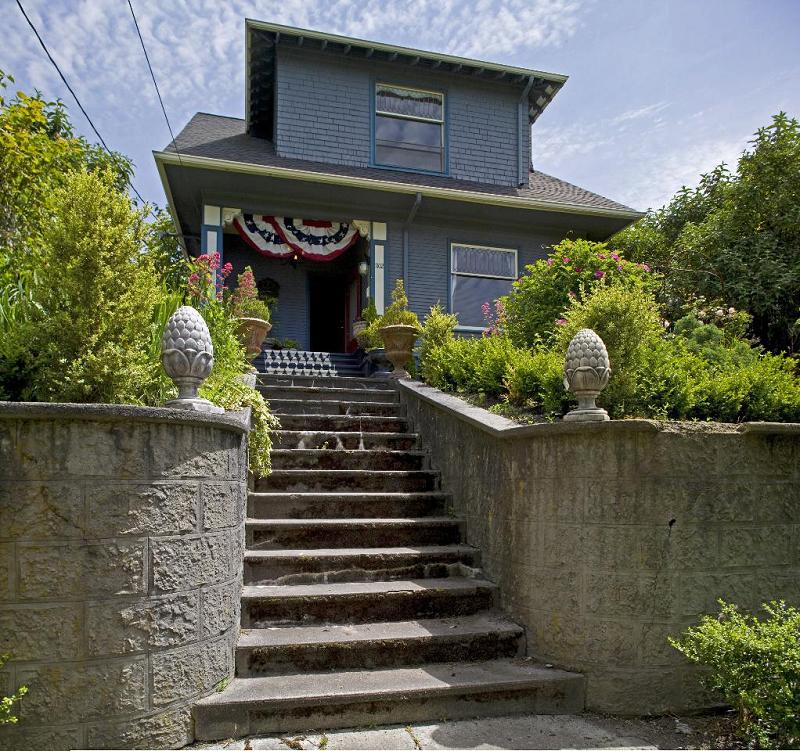1907 Victorian in Seattle, Washington - OldHouses.com
